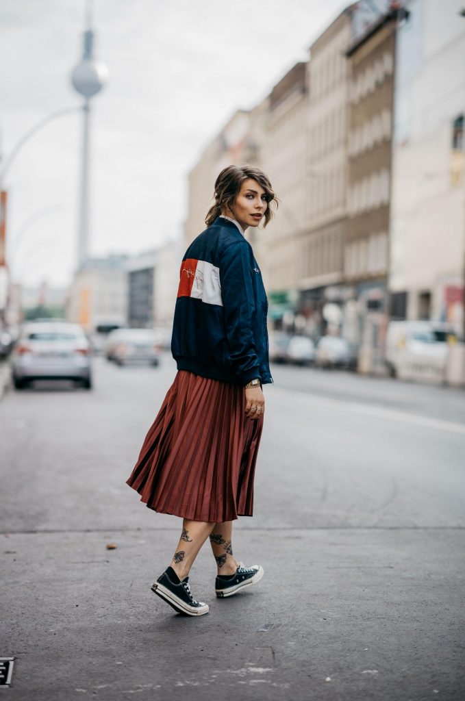 90’s Grunge Fashion Trend Is Back For Ladies 2023 - Street Style Review