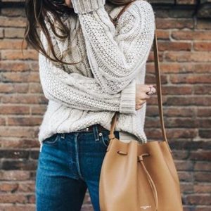 Best Bucket Bag Outfit Ideas For Women 2023 - Street Style Review