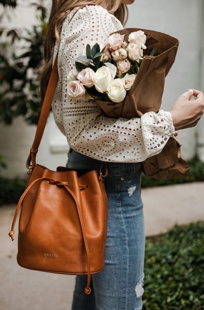 Best Bucket Bag Outfit Ideas For Women 2023 - Street Style Review