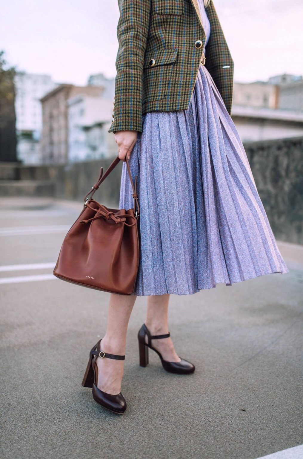 Best Bucket Bag Outfit Ideas For Women 2023 - Street Style Review